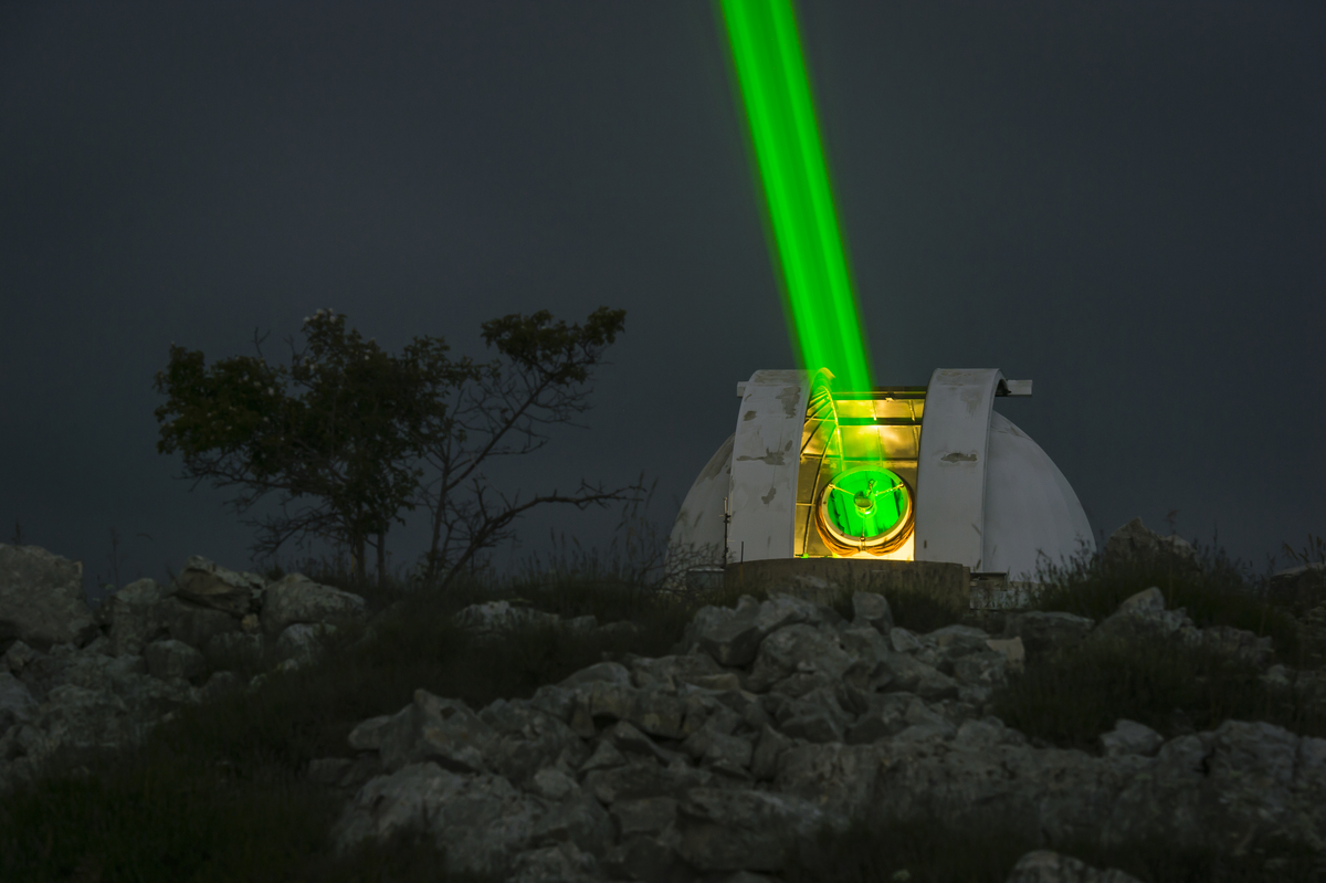 Faisceau laser issu du télescope MéO sur le plateau de Calern – Astronet